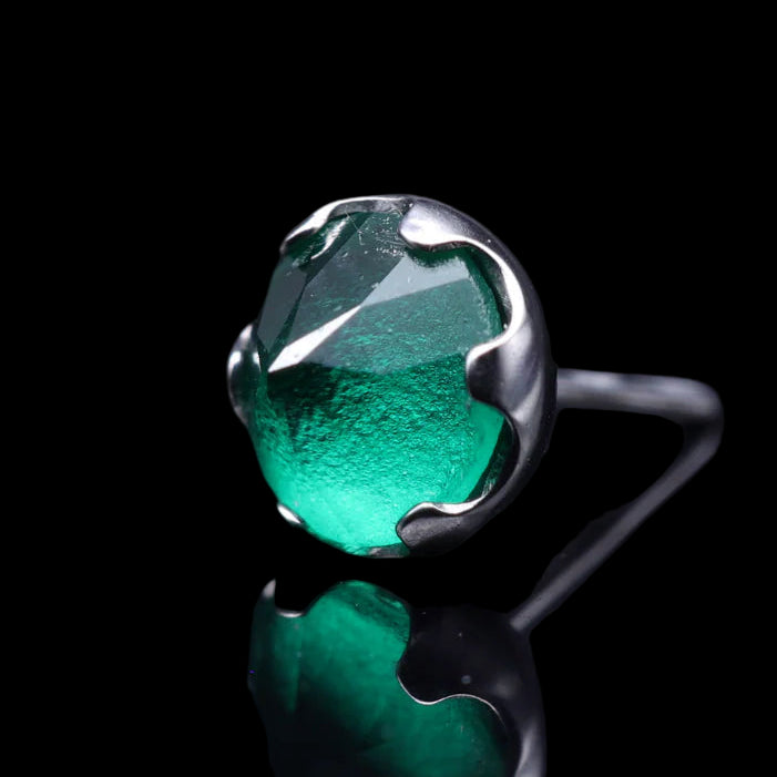 2.5m Emerald Green Inverted Prong Ti. – Tine Piercing